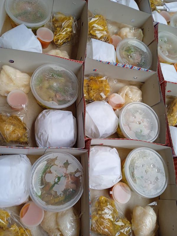 Paket nasi box lauk ayam goreng dengan sayur sop