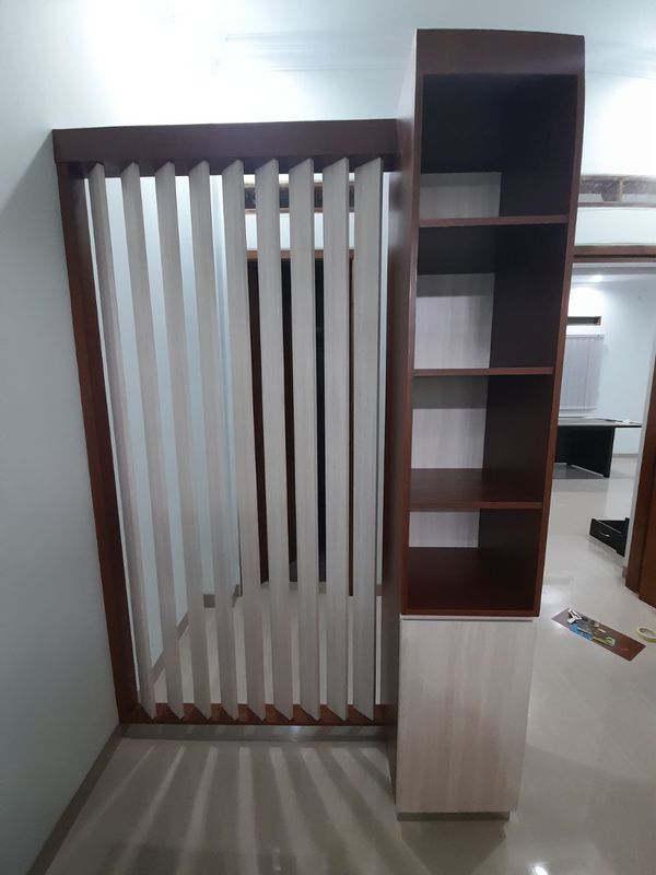 Sekat Partisi dengan tambahan lemari pajang dan tempat penyimpanan