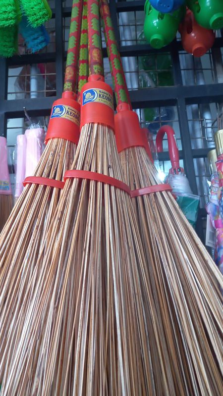 Sapu Lidi Taman dengan Tangkai