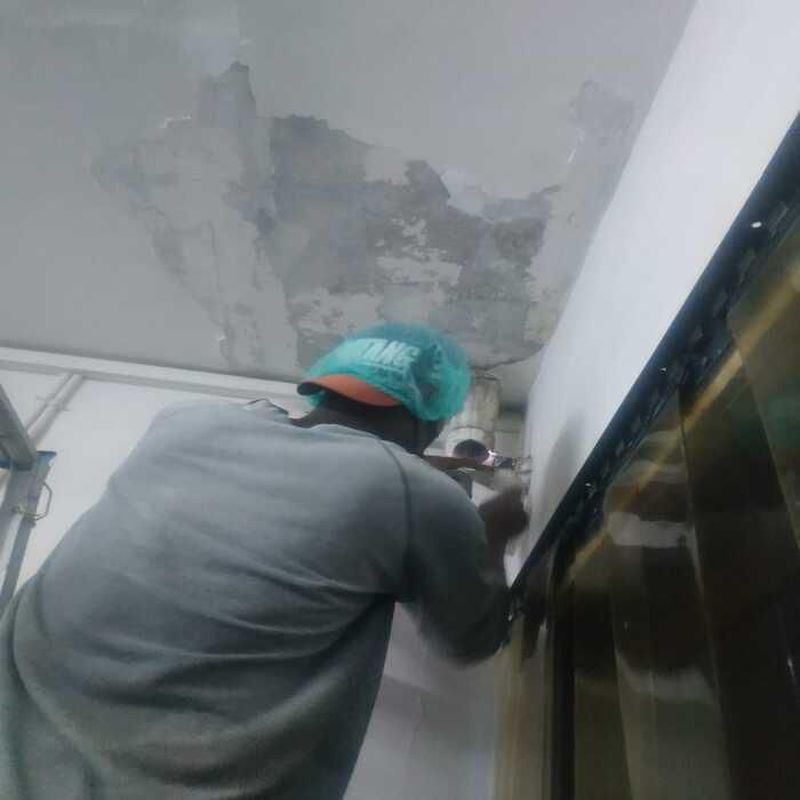 Pek. Kerok Cat Tembok yang Rusak