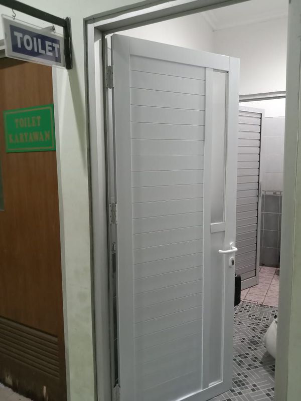 Pekerjaaan potong & pasang pintu