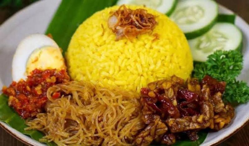 Nasi kuning lengkap dengan kering tempe dan telur serta lalapan