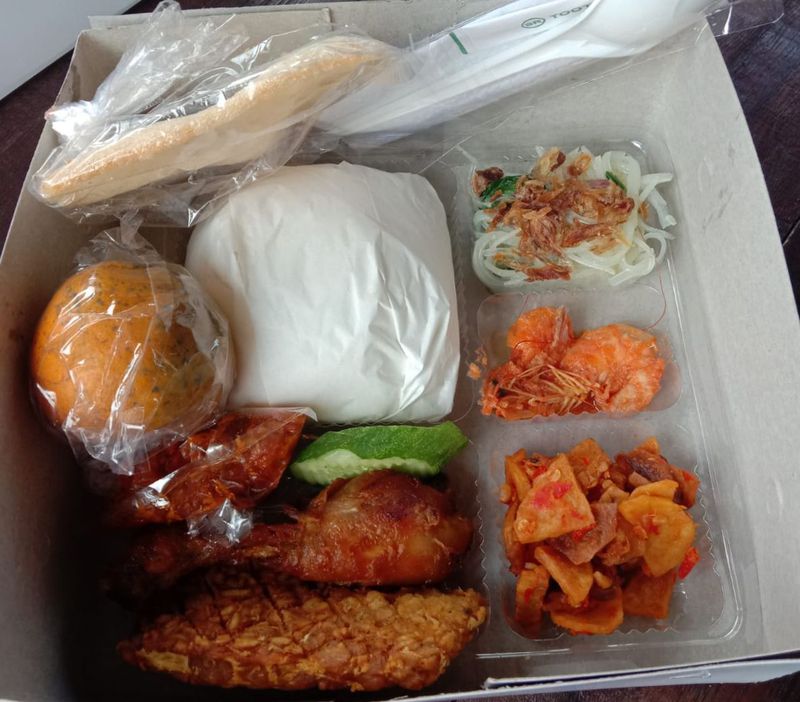 Nasi Box 5 Nasi Ayam, Udang Bumbu Merah - Sambal Kemangi
