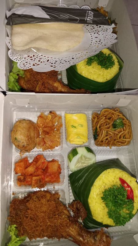 Nasi kuning kotak