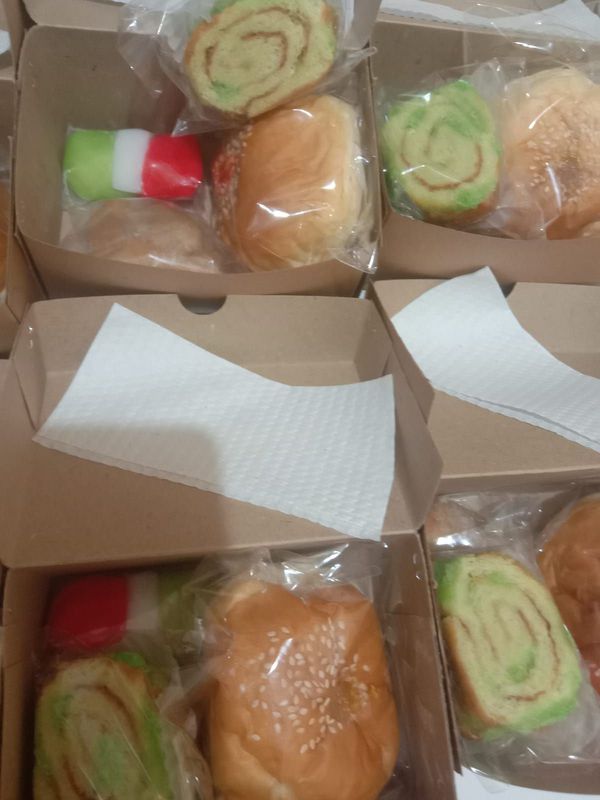 arem arem , tahu bakso, sus fla, kue beras.