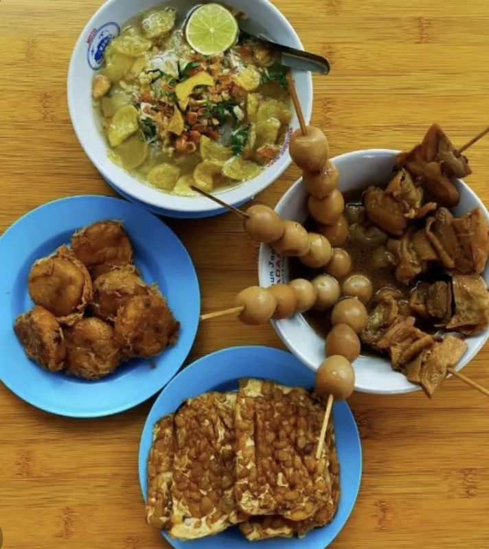 Paket Soto Prasmanan (soto, sate telur, kerupuk, tempe, perkedel)