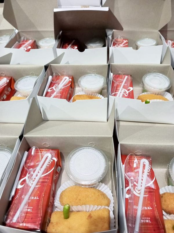 snack box spesial. 3 kue + teh botol 200 ml.+ tisue
