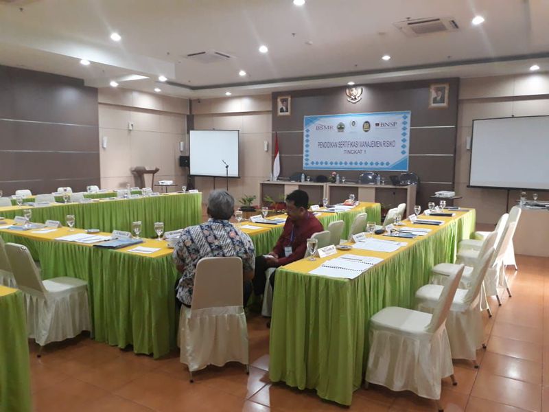 Backdrop dalam Ruang Meeting