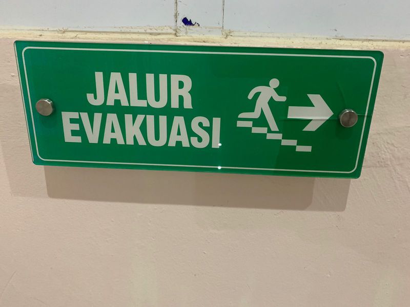 Akrilik Jalur Evakuasi Tangga Akrilik Jalur Evakuasi Tangga