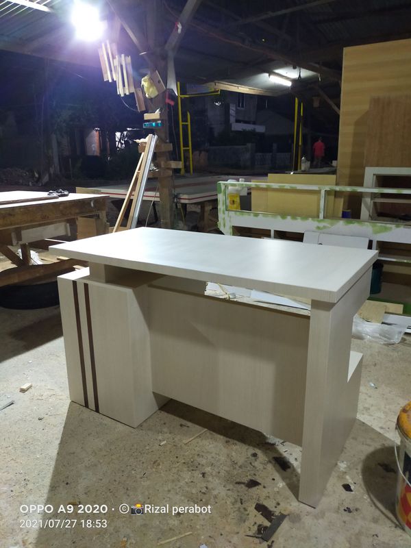 meja kerja setengah biro hpl