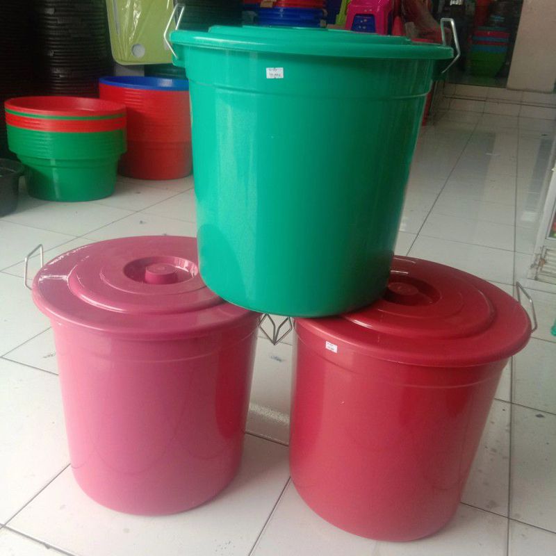 Ember Plastik dengan tutup