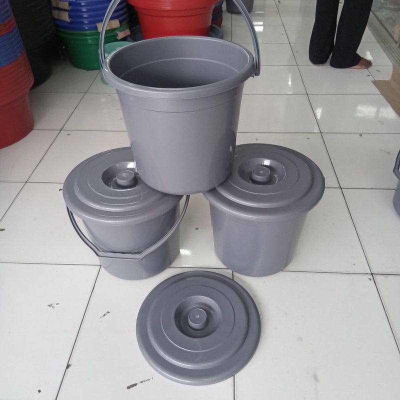 Ember Plastik dengan tutup