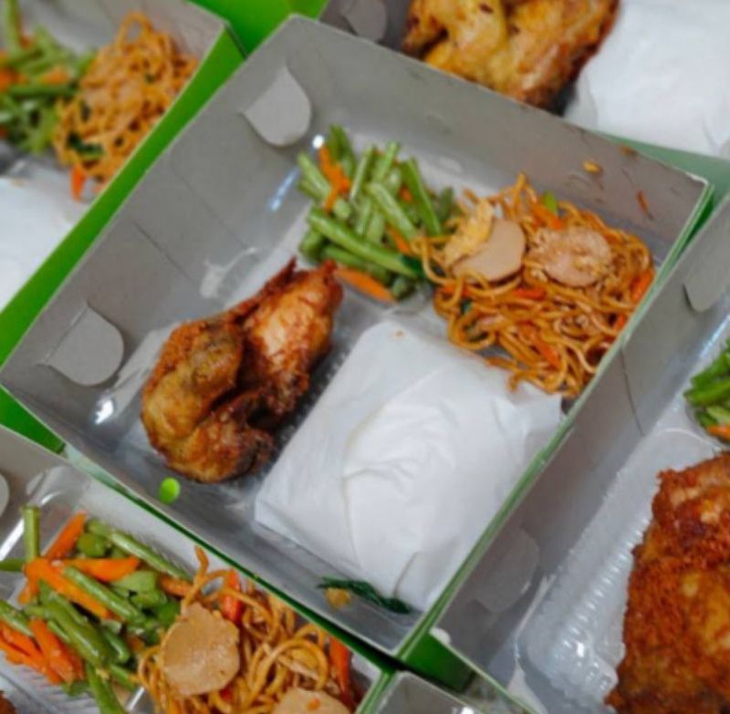 Nasi box ramesan + buah +air mineral