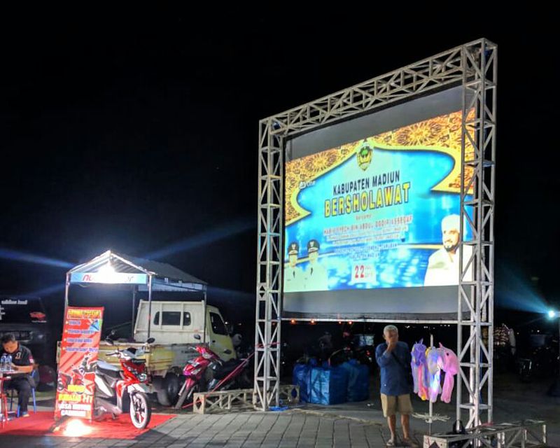 Proyektor dan Screen Ukuran 4m x 6m