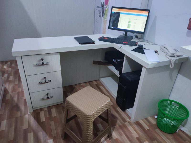 MENGERJAKAN MEJA OPERATOR - HPL