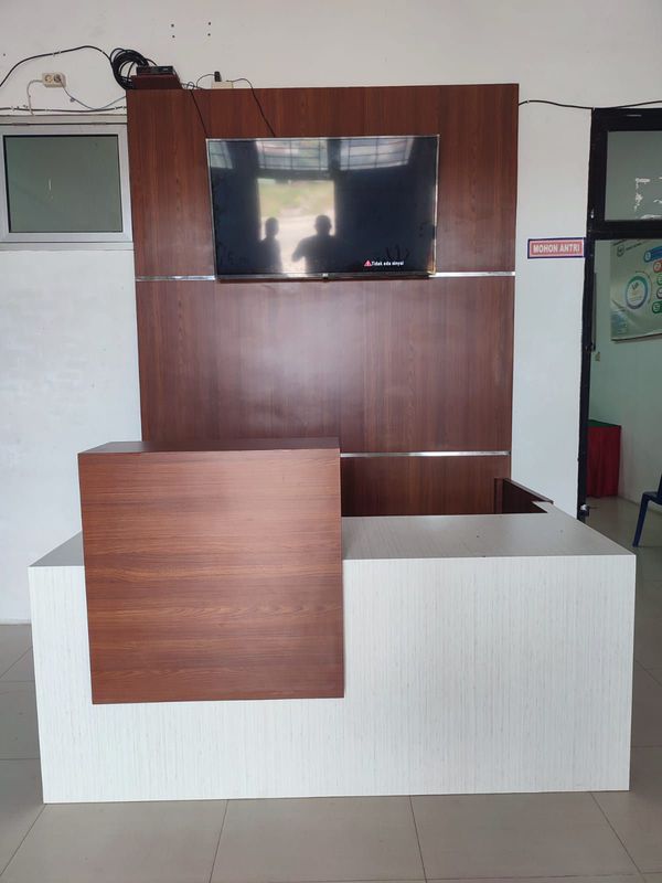 MENGERJAKAN MEJA RECEPTION KANTOR - HPL