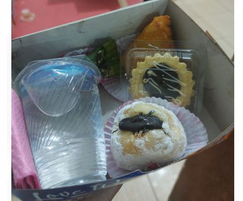 Snack Box (Kue Manis dan Asin serta air mineral) Paket Rp11.000