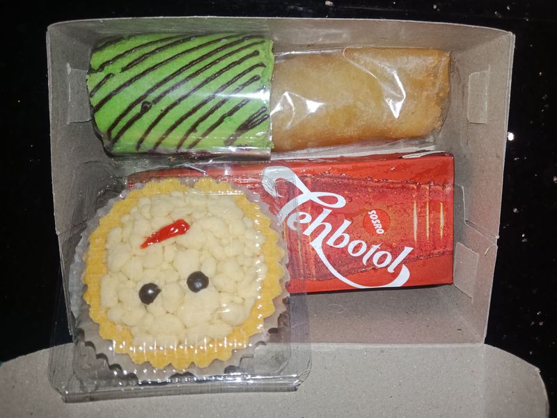Snack Box 3 Macam Kue + Teh Botol