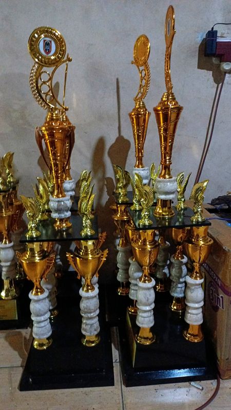 Trophy Piala Juara Kaki 4 satu set