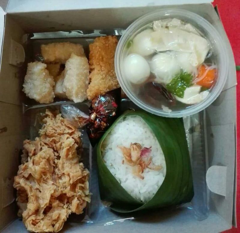 Nasi Kotak (Nasi Ayam Filet Crispy +Sup Kimlo) by Enggal Surabaya