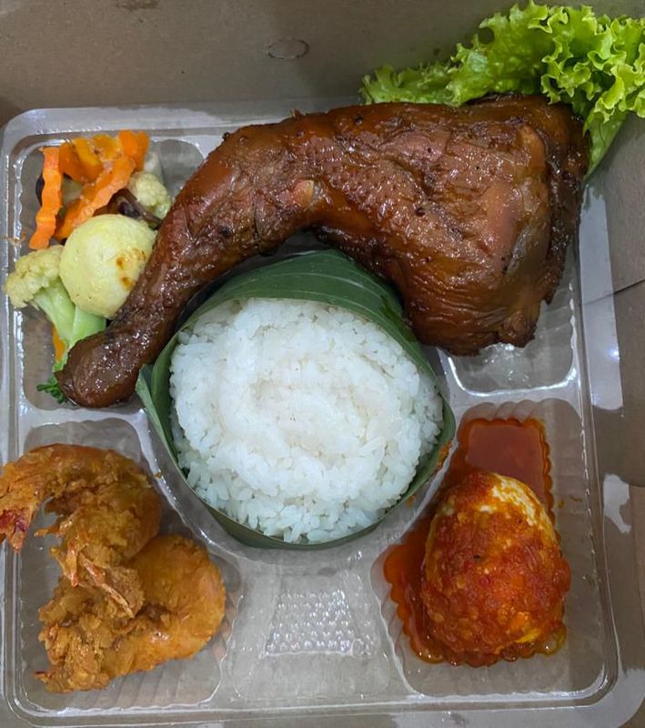 Paket Nasi Box Premium, include air mineral, buah dan kerupuk udang