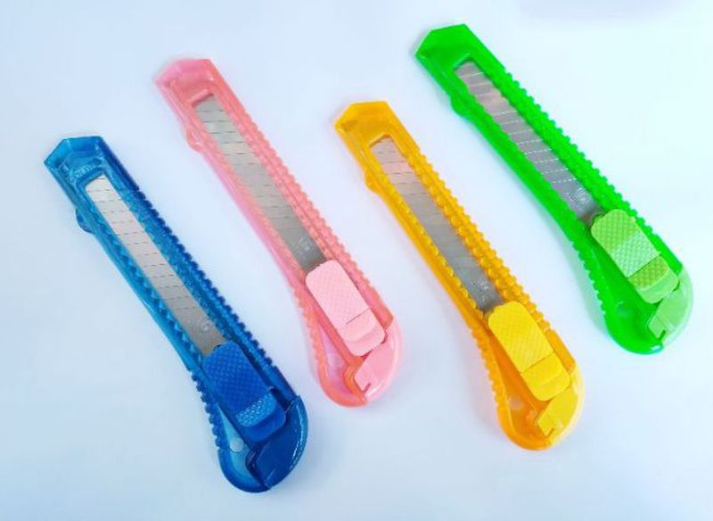 Cutter Besar Golden Knife