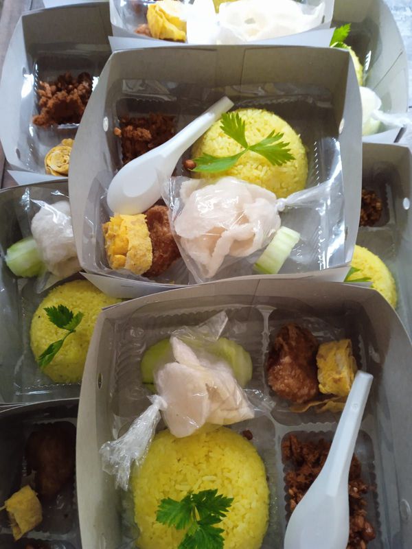 Nasi kuning lauk abon daging, telur, kering tempe, krupuk, perkedel ...