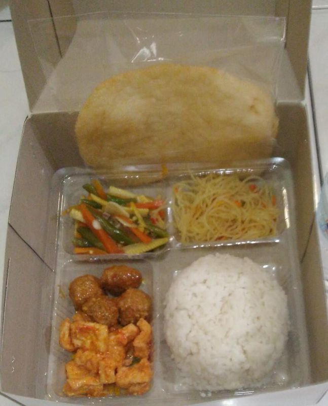 NASI BOX + jajan 2 + buah