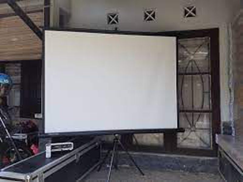 SCREEN 3x4 Meter & PROJECTOR 8000 Ansilumen