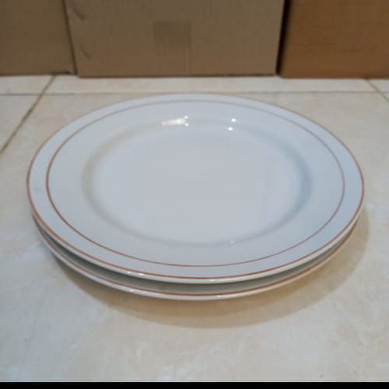 Piring keramik datar