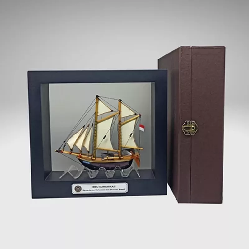 Souvenir Miniatur Perahu Layar