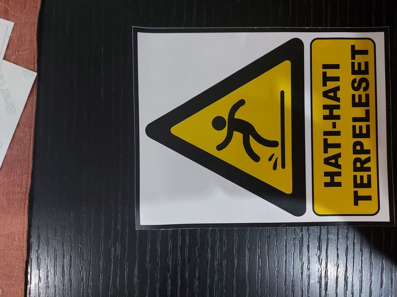 Stiker Rambu K3 - Hati - Hati Terpeleset (lembar)