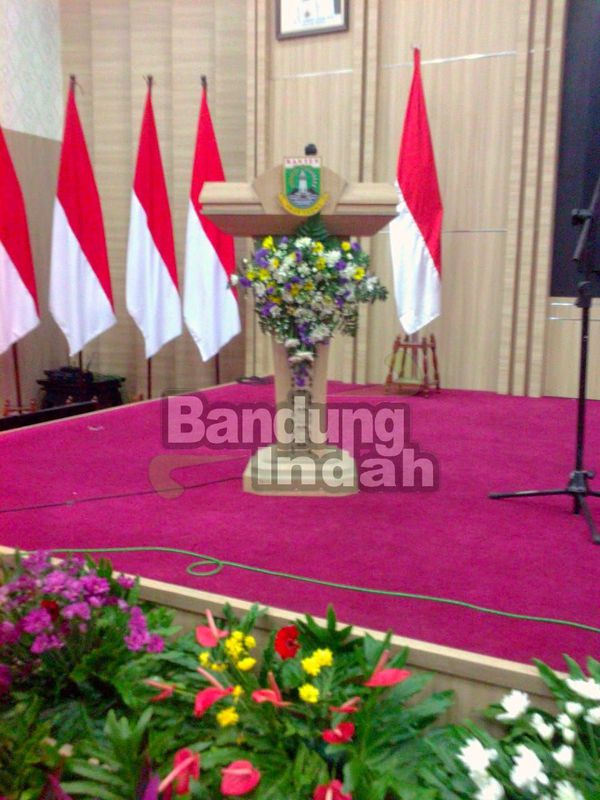 Rangkaian bunga segar mimbar - Bawah