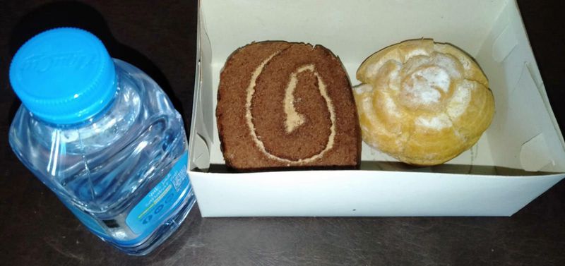 Roti gulung, kue sus + Air