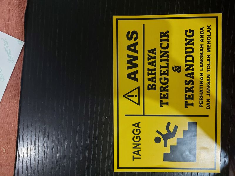 Stiker Rambu K3 - Awas Bahaya Tergelincir & Tersandung (lembar)