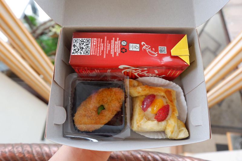 SNACK BOX ISI 2 MACAM KUE + 1 KLETIKAN + TEH KEMASAN