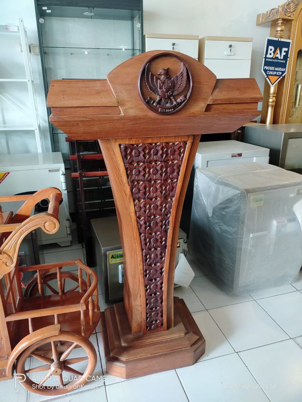 Podium kayu jati