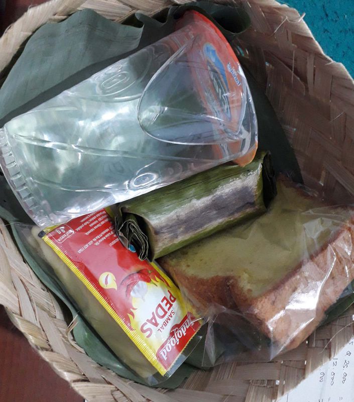 Paket Snack Isi 3 Plus Air Mineral Gelas, kemasan Besek Harga @ 14.500