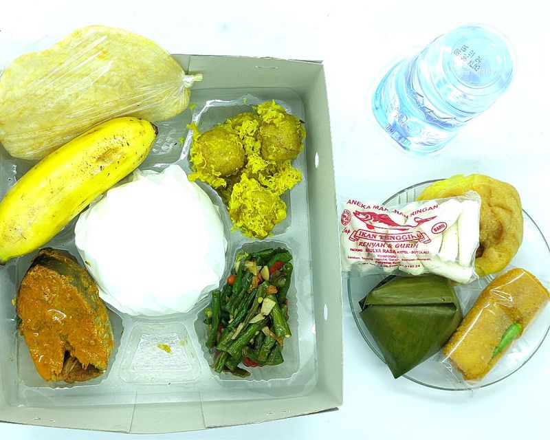 Nasi Box Ikan Tuna, Snack, Buah, Air Mineral