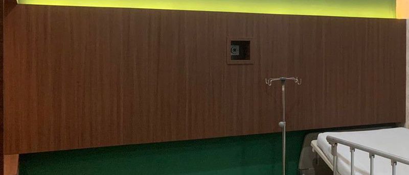 Backdrop Tempa Tidur Pasien (Uk.3.23 M2) Bermotif Kayu + HPL