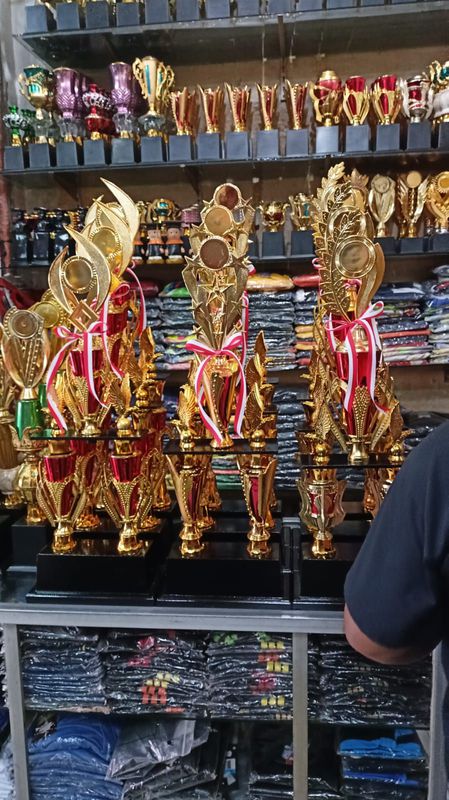piala trophy bahan logam ukuran 80 cm