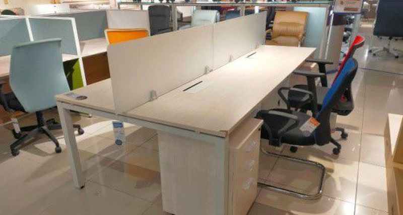 Meja Workstation Hadap Kaca 4 seater