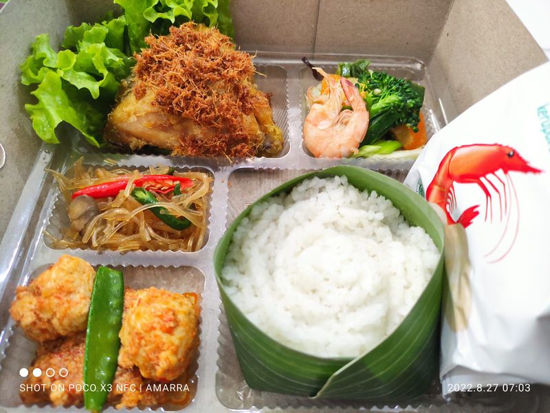 nasi box, dengan lauk 3 macam, air mineral buah dan kerupuk udang