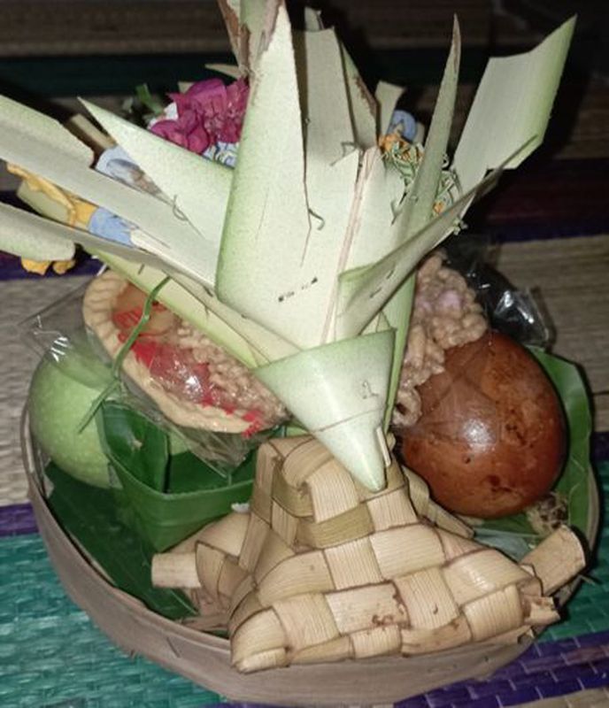 Banten Canang Tipat Gong