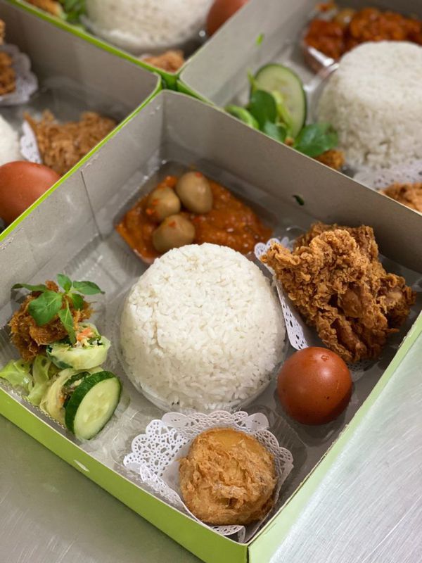 Paket komplit : Nasi, Snack dan Air Mineral