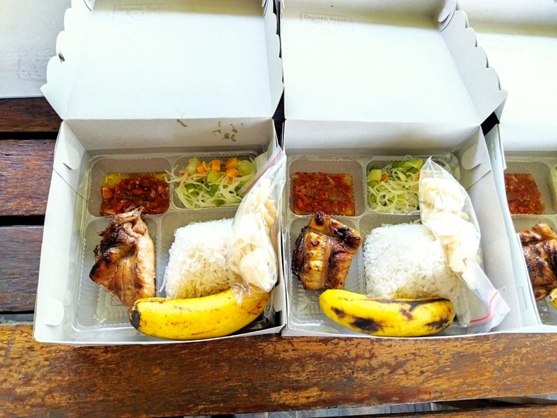 Paket dada tuna bakar + es holly duren