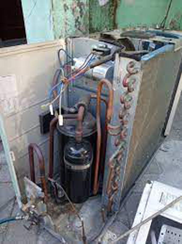 Perbaikan kondensor outdoor bocor