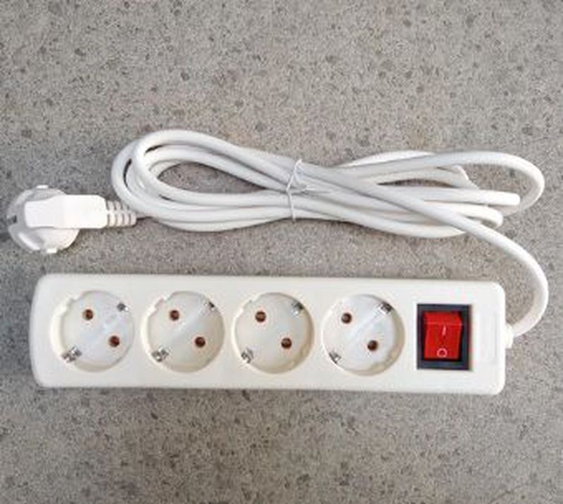 STOP KONTAK 4 LUBANG 3M (TERMINAL COLOKAN LISTRIK)