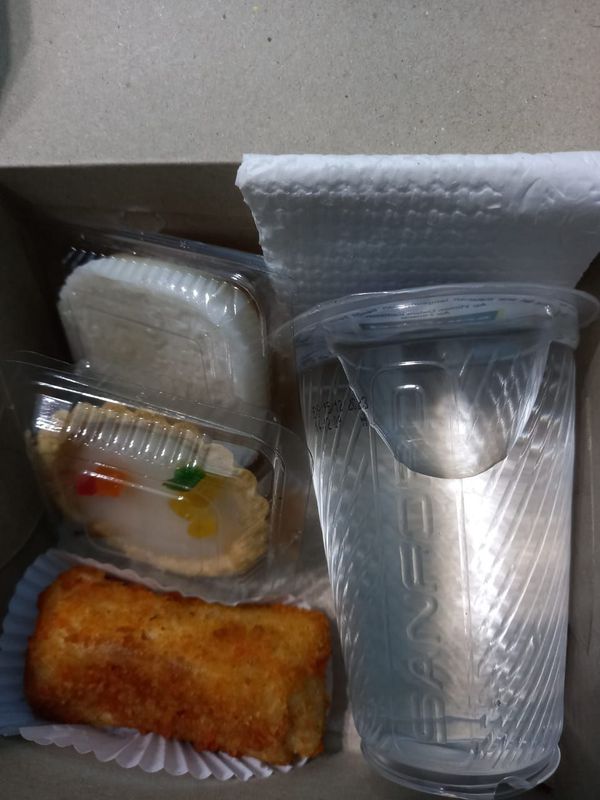 snack box isi 3 (risol, Pie, kue talam ubi)