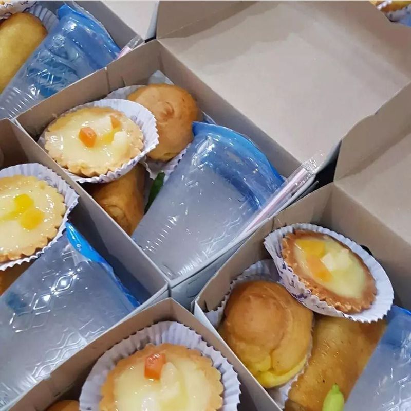 Snack Box : 3 kue dan 1 Gelas Mineral Water - Kue